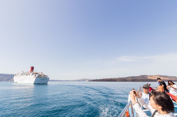 Blue and white: the most beautiful resort in the Aegean | PEACE BOAT ...