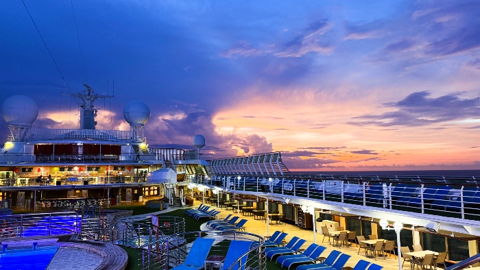 Cheers with an Ocean View | PEACE BOAT Around the world Cruise