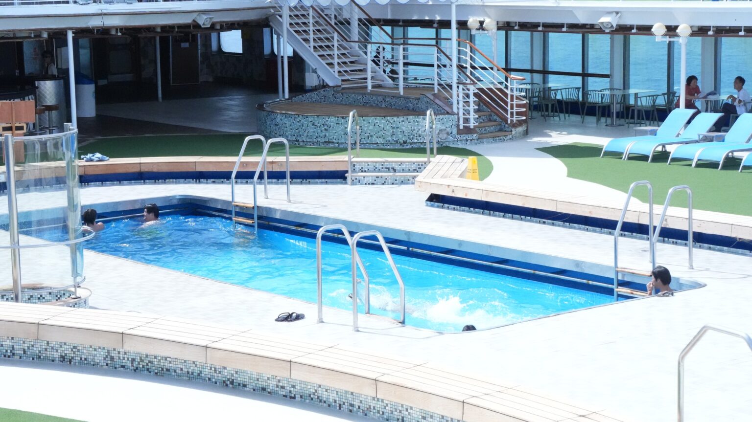 The popular pool area | PEACE BOAT Around the world Cruise